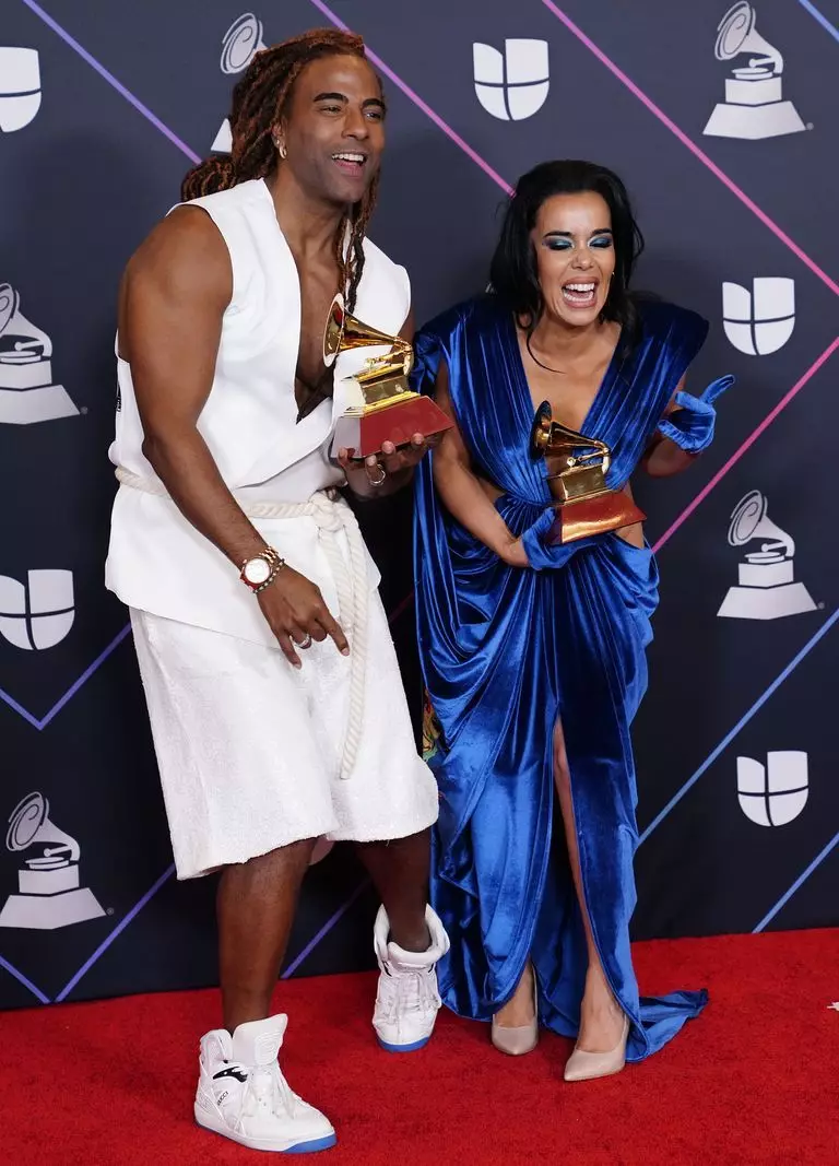 Beatriz Luengo ta fito tare da lambobin yabo na Latin Grammy