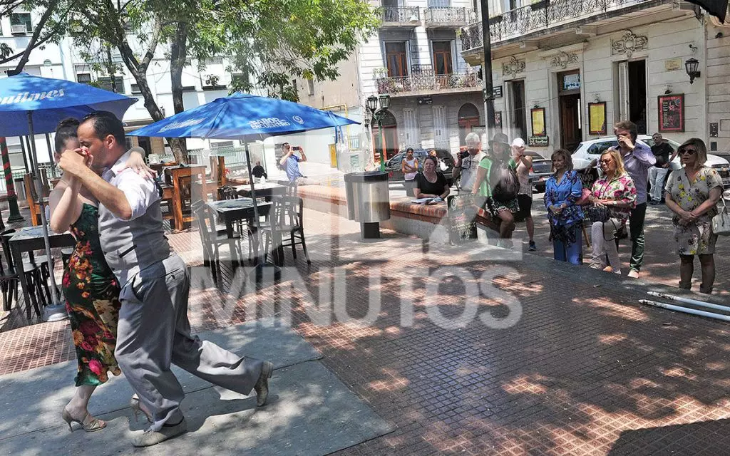 Edmundo Arrocet oo wata María Teresa Campos, Terelu iyo Carmen Borrego ee Buenos Aires.