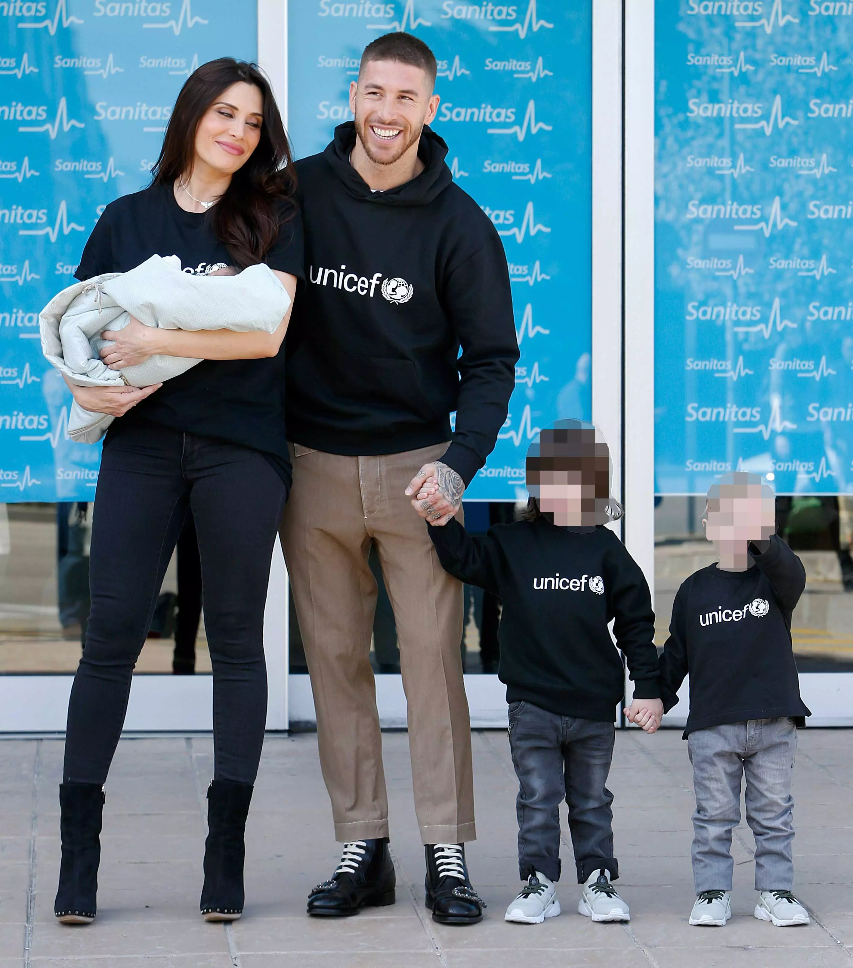 Sergio Ramos e Pilar Rubio posan cos seus tres fillos ao saír do hospital