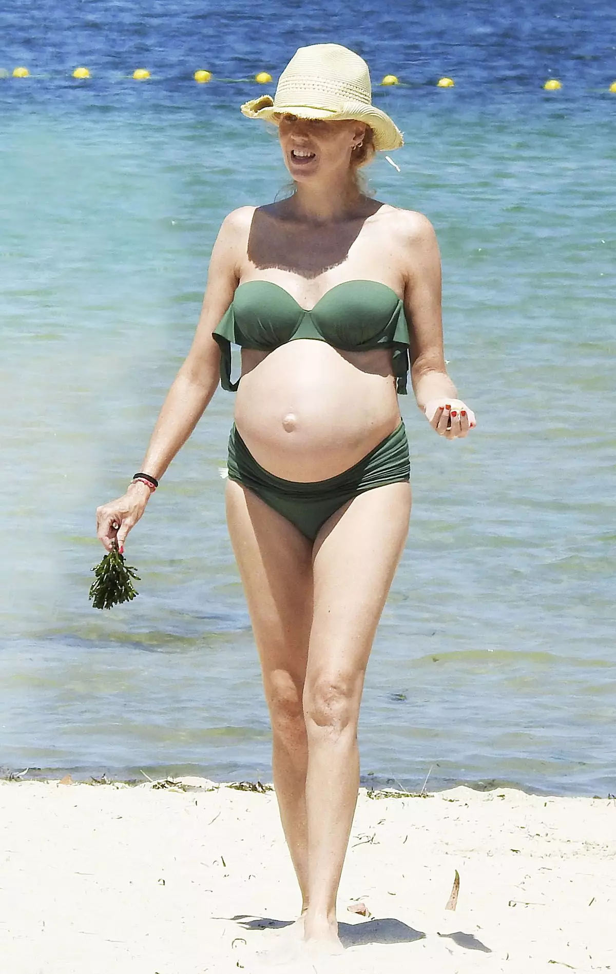 María Castro, gravid, har en bikini på stränderna i Galicien