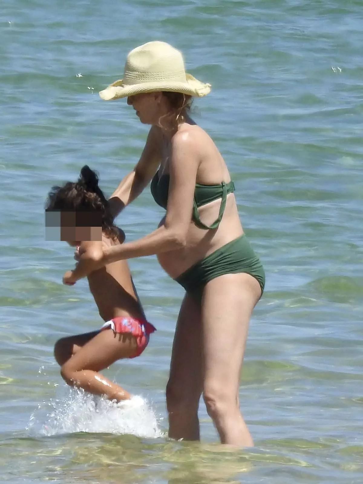 María Castro, gravid, njuter av stranden med sin dotter Maia i Galicien