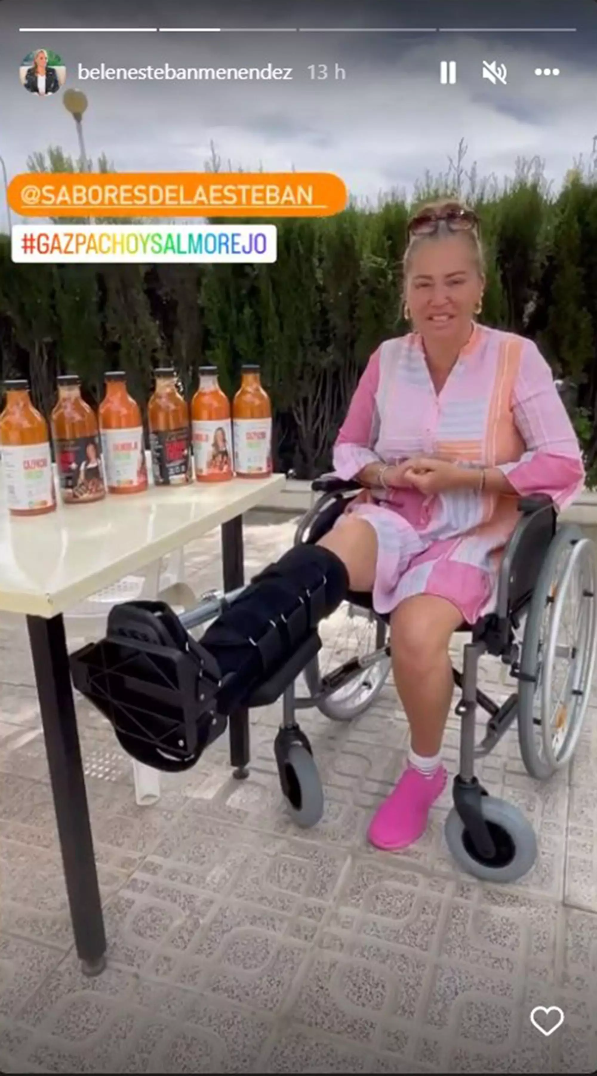 Belén Esteban marknadsför sina Esteban-smakprodukter på Instagram i rullstol efter hennes olycka