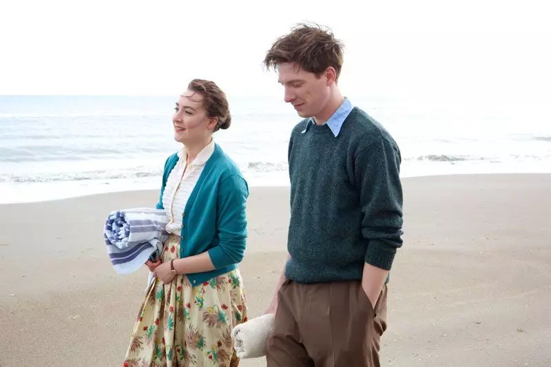 Saoirse Ronan, Domhnall Gleeson нартай 'Brooklyn' (2015).