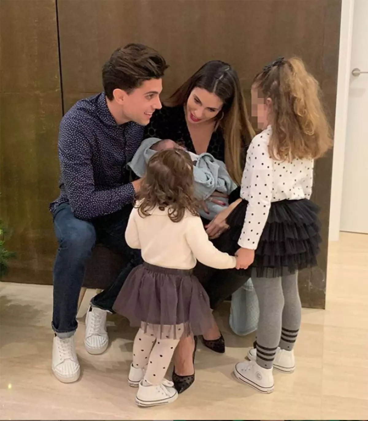 Marc Bartra ve Melissa Jiménez kızlarıyla birlikte