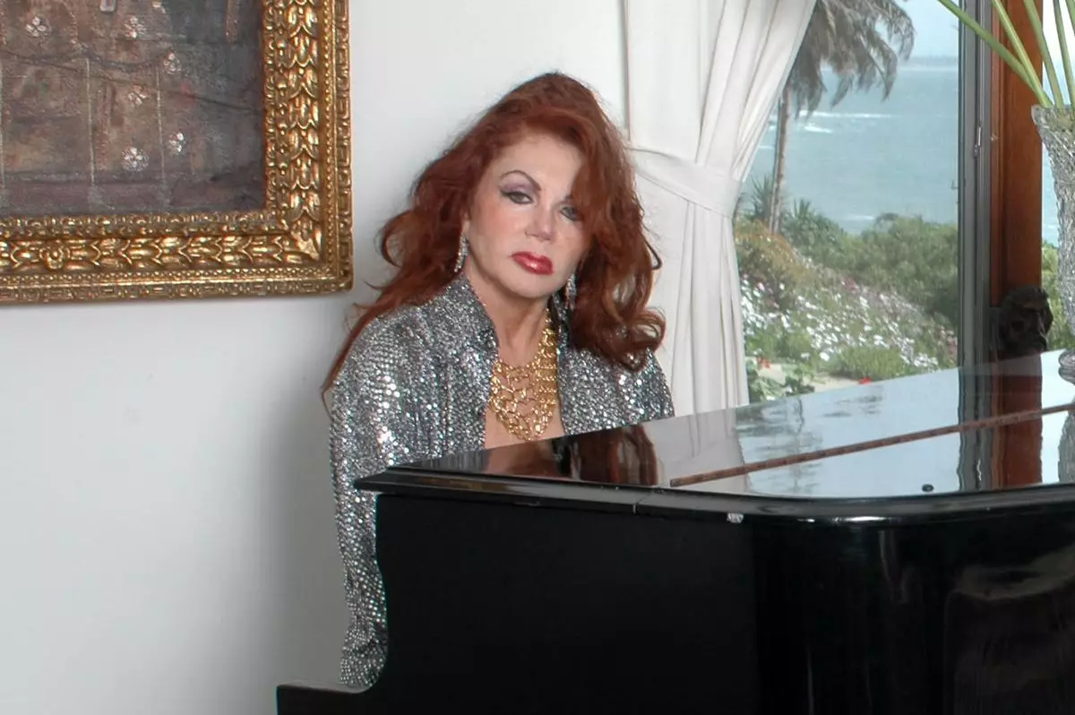 Jackie Stallone, nai de Sylvester Stallone, morre aos 98 anos, posando xunto a un piano