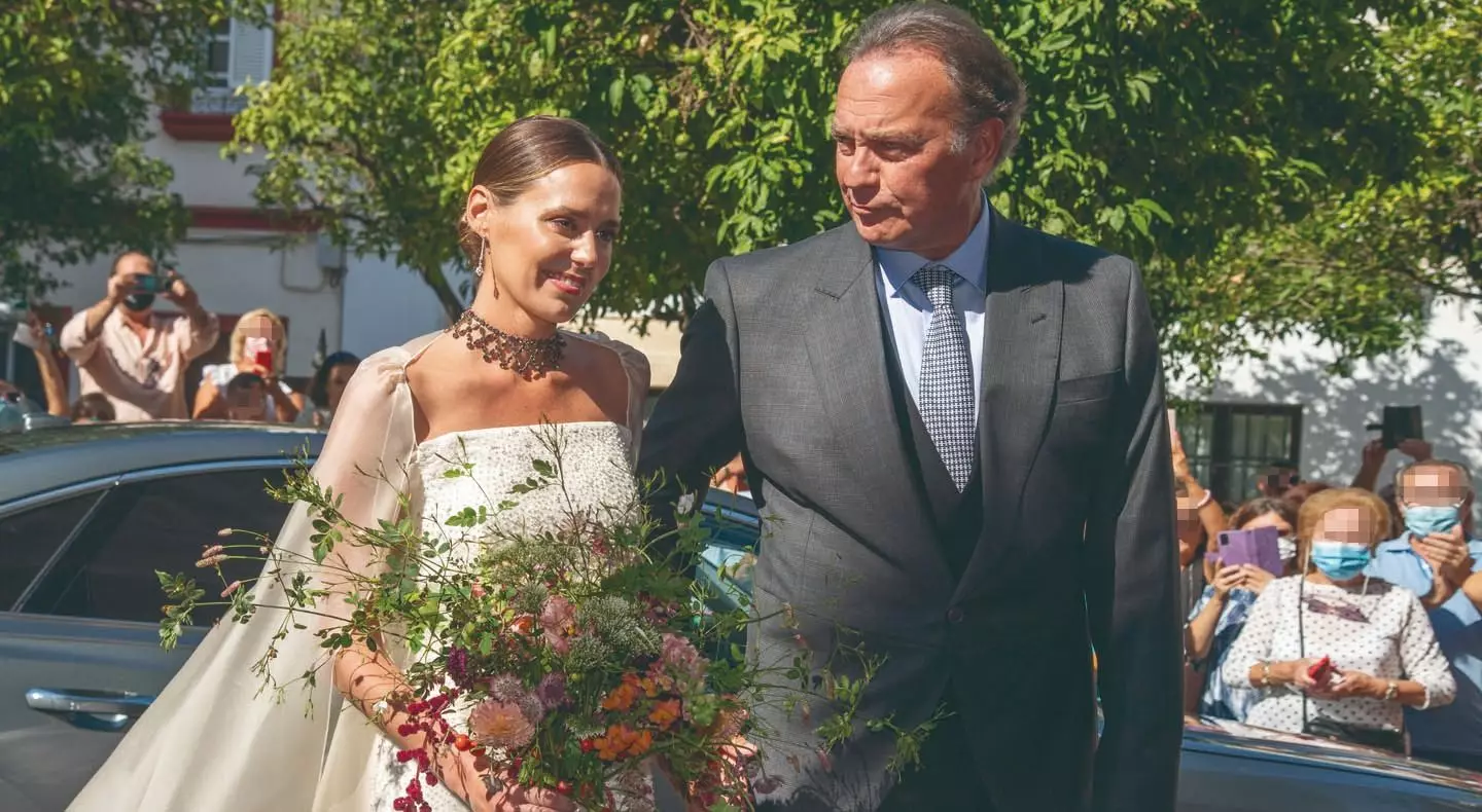 Bertin Osborne guida sua figlia Claudia, vestita da sposa, per un braccio il giorno del loro matrimonio, il 2 ottobre 2021, a Jerez de la Frontera, Cadice
