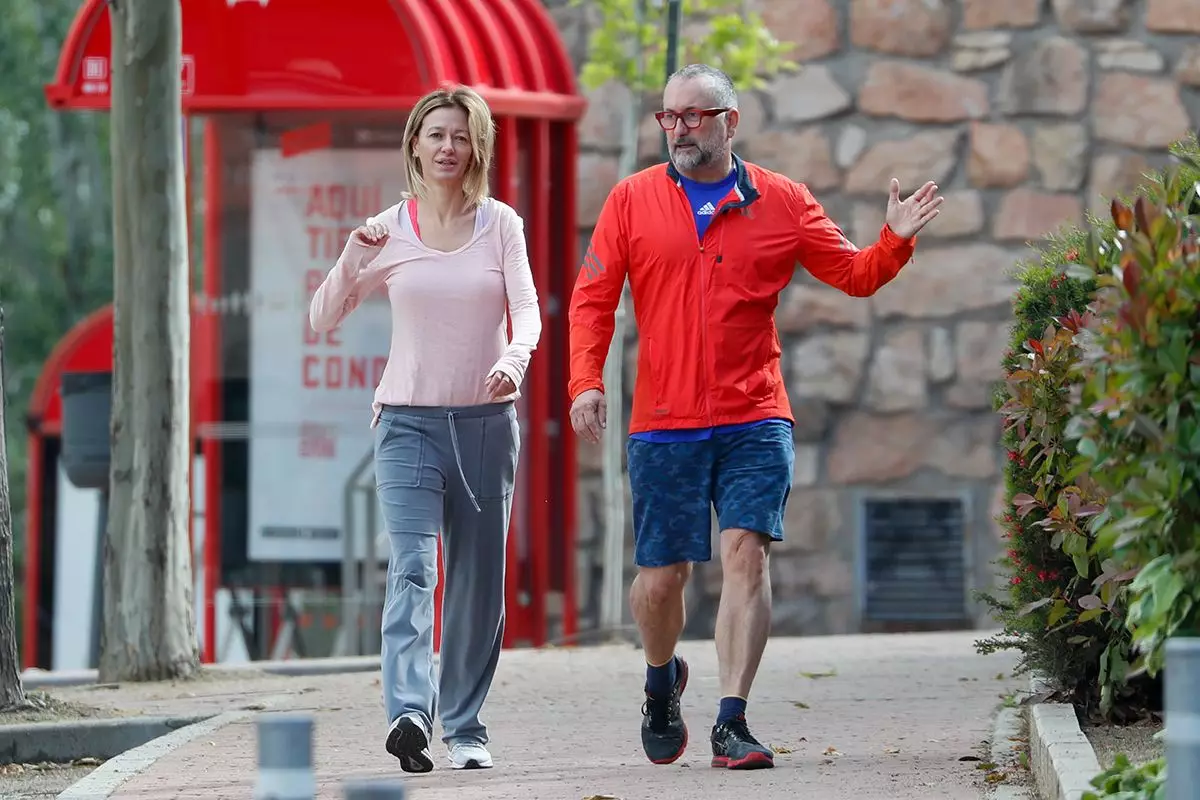 susanna griso dan carles torres berjalan di sekitar madrid