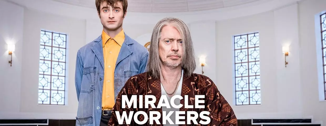 Poster hyrwyddo ar gyfer 'Miracle Workers', gyda Daniel Radcliffe a Steve Buscemi