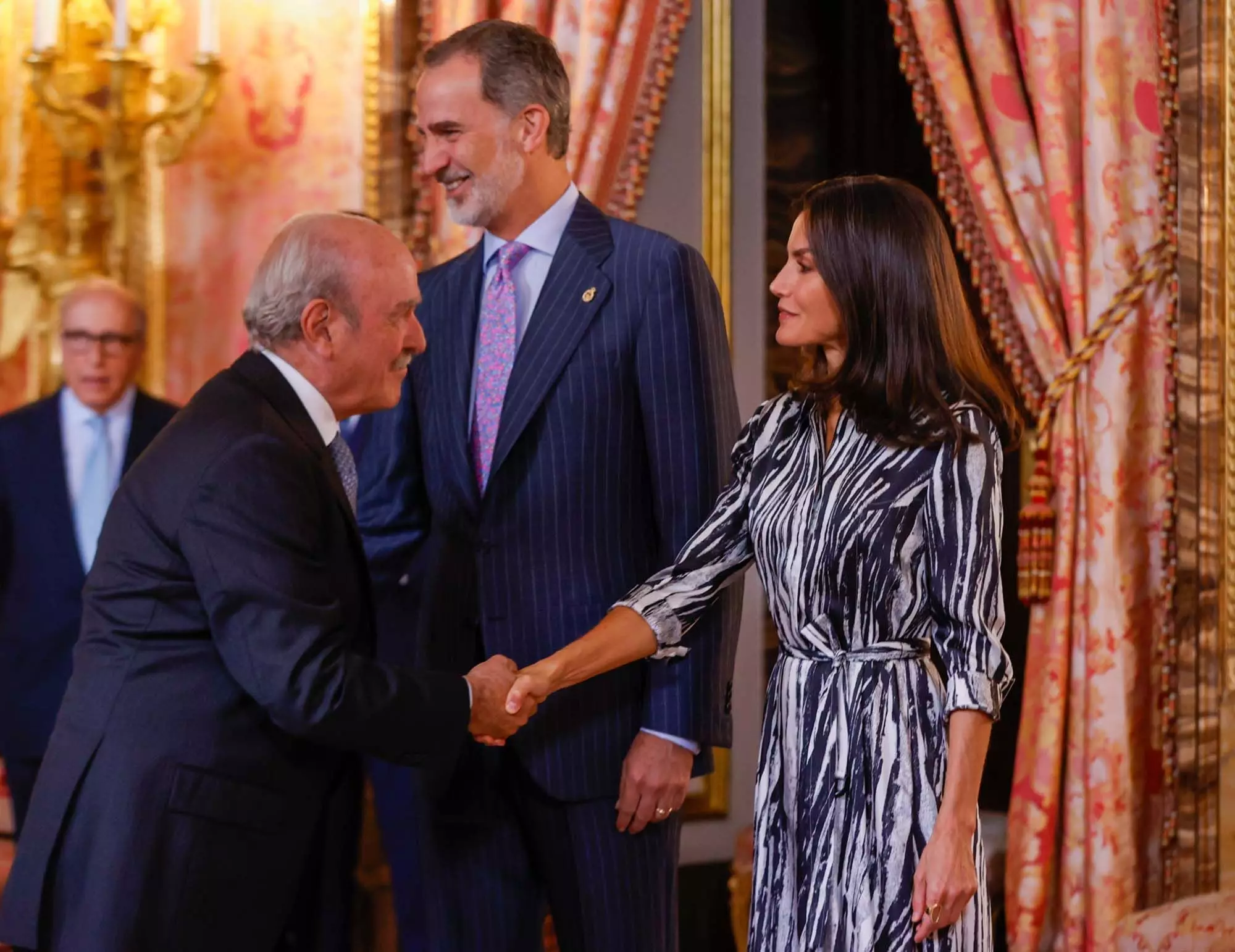 spaanse koning felipe vi en letizia ortiz tijdens een ontmoeting met leden van de stichting prinses van asturië in madrid op dinsdag 21 juni 2022