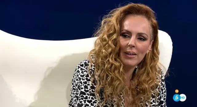 Rocio Carrasco sēž uz televīzijas plāksnes