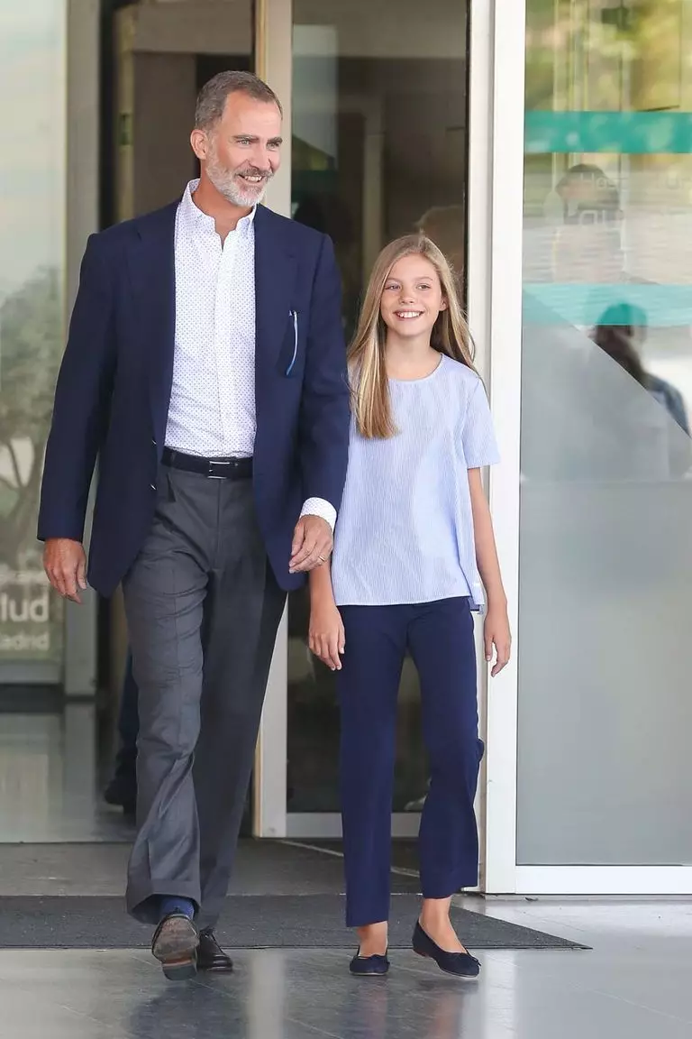 de infanta sofia en haar vader, koning felipe vi, bezoeken koning Juan Carlos in het ziekenhuis