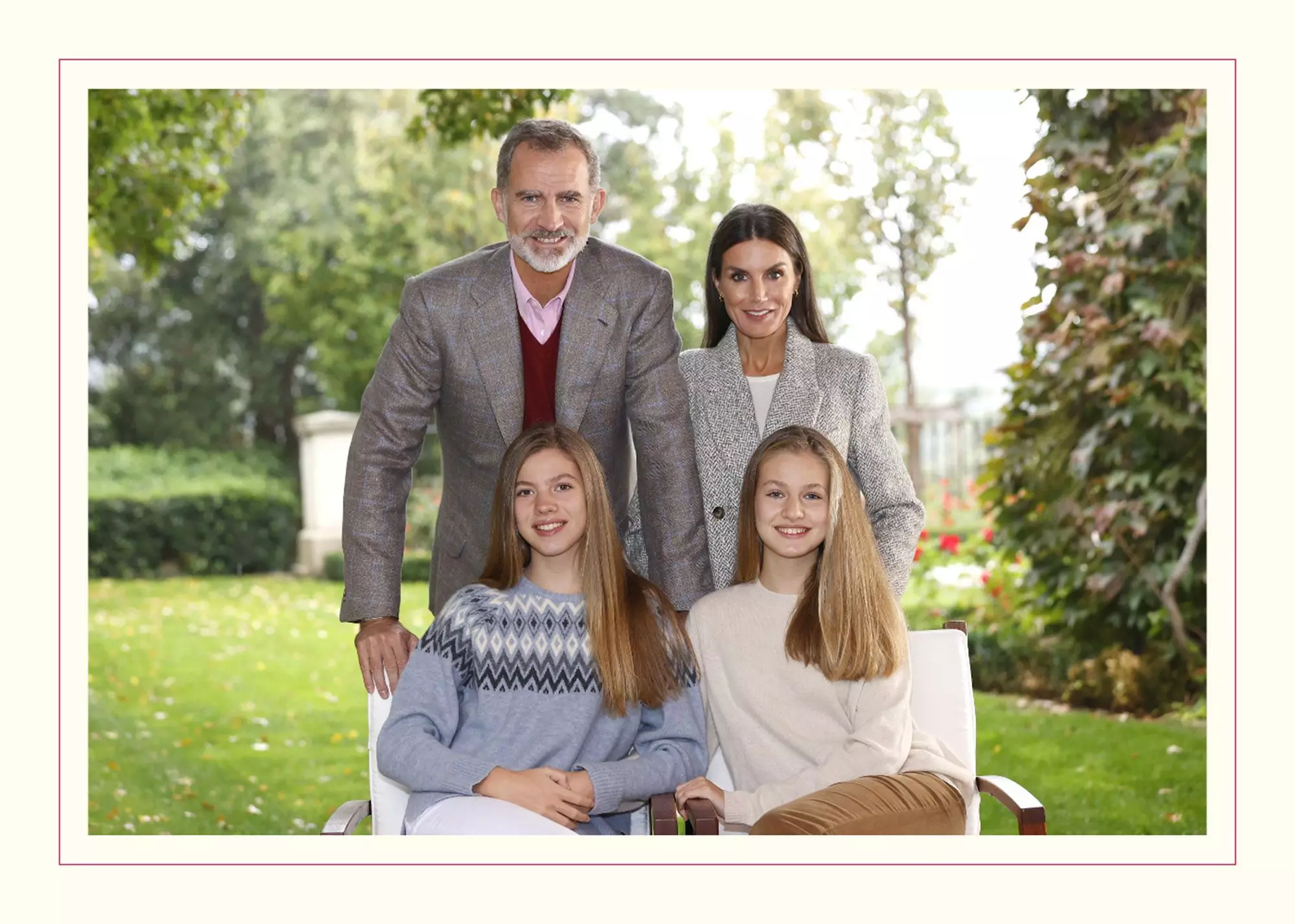 královská rodina pózuje na nezveřejněné fotografii k Vánocům 2021