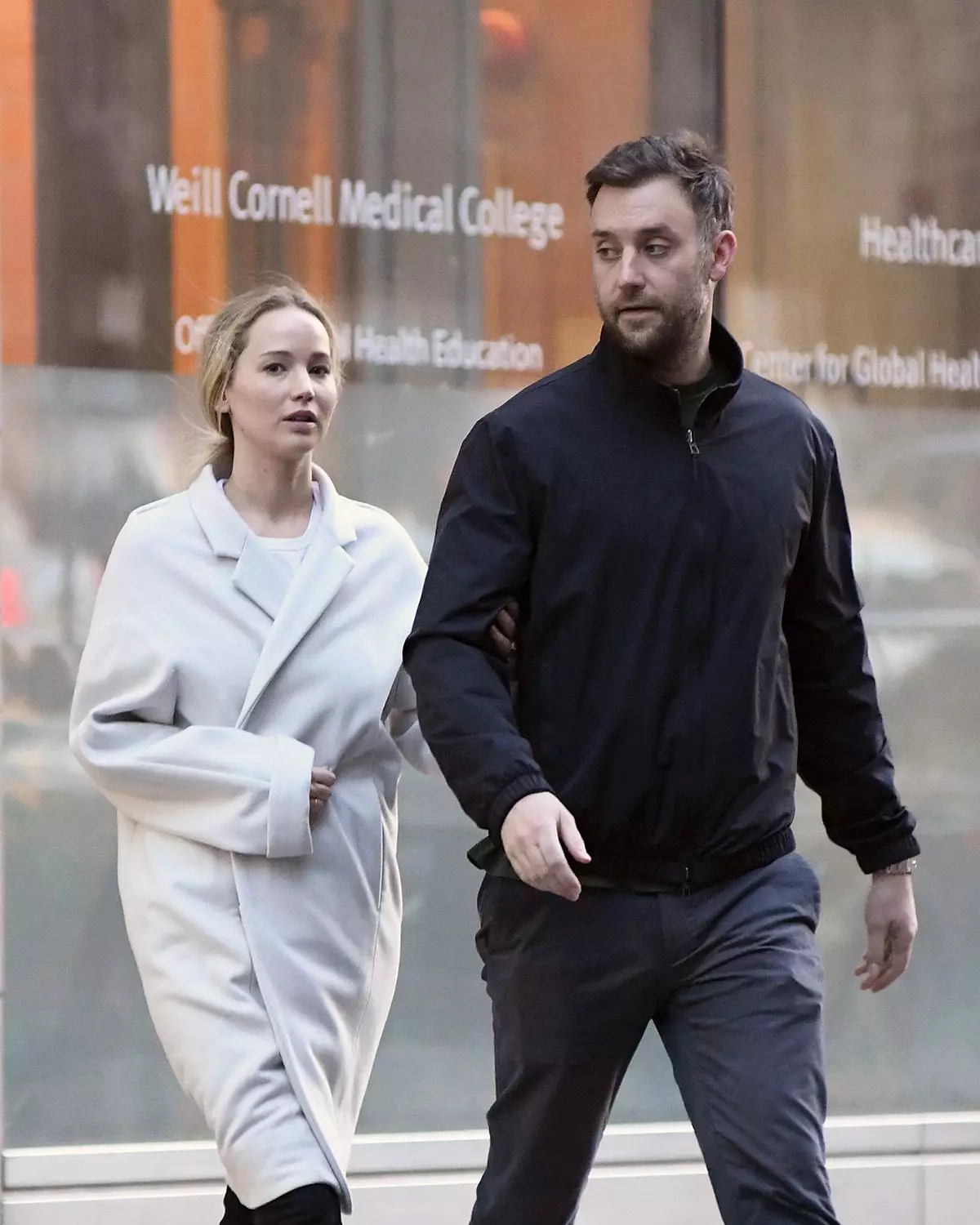 Mae Jennifer Lawrence yn gwisgo ei modrwy ddyweddïo yn ystod taith gerdded ramantus trwy Manhattan