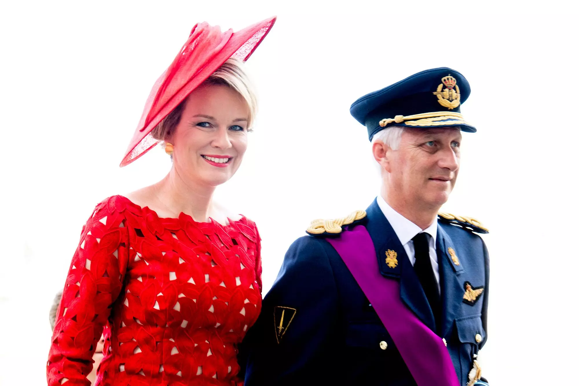 La reine portait une robe rouge qui lui va à merveille