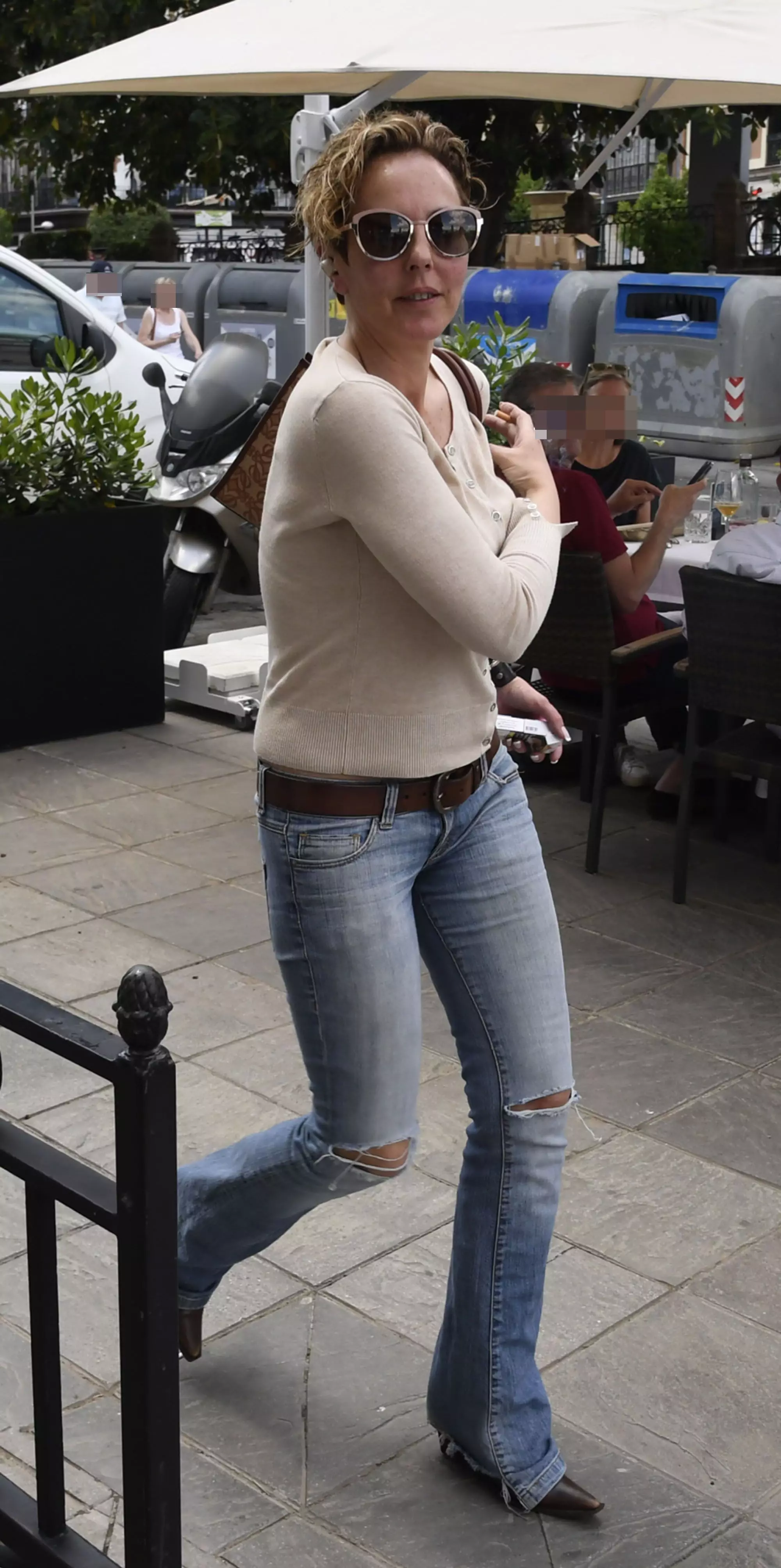 Rocío Jury's daughter with short hair, sunglasses and ripped jeans