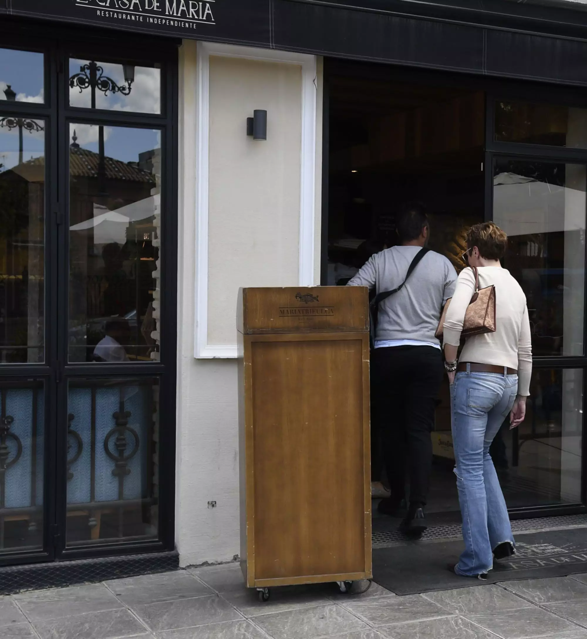 the couple enters a restaurant in the capital of Seville