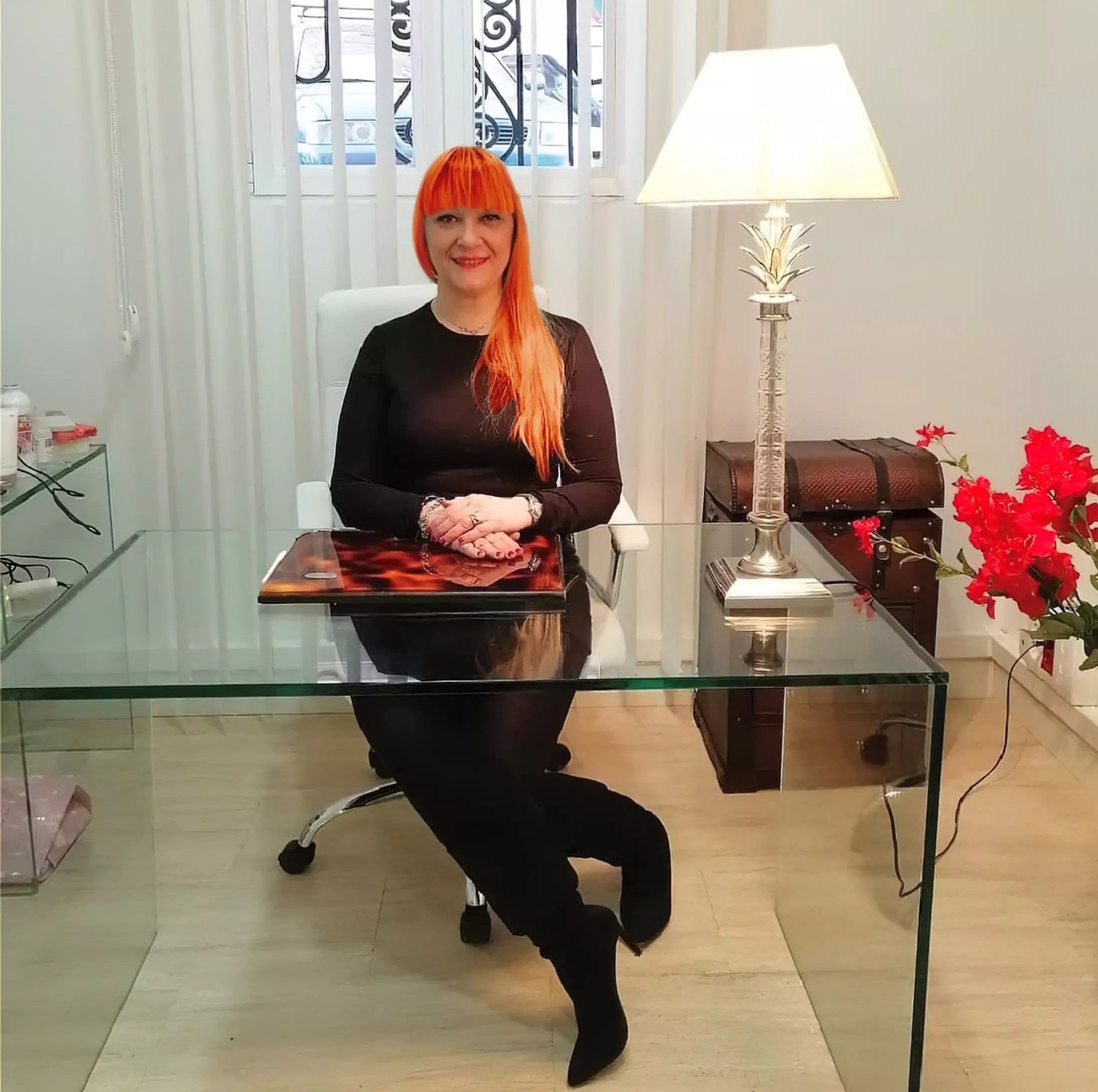 η έμπειρη beauty coach, cuca mikuel, ποζάρει στο γραφείο του κέντρου αισθητικής της