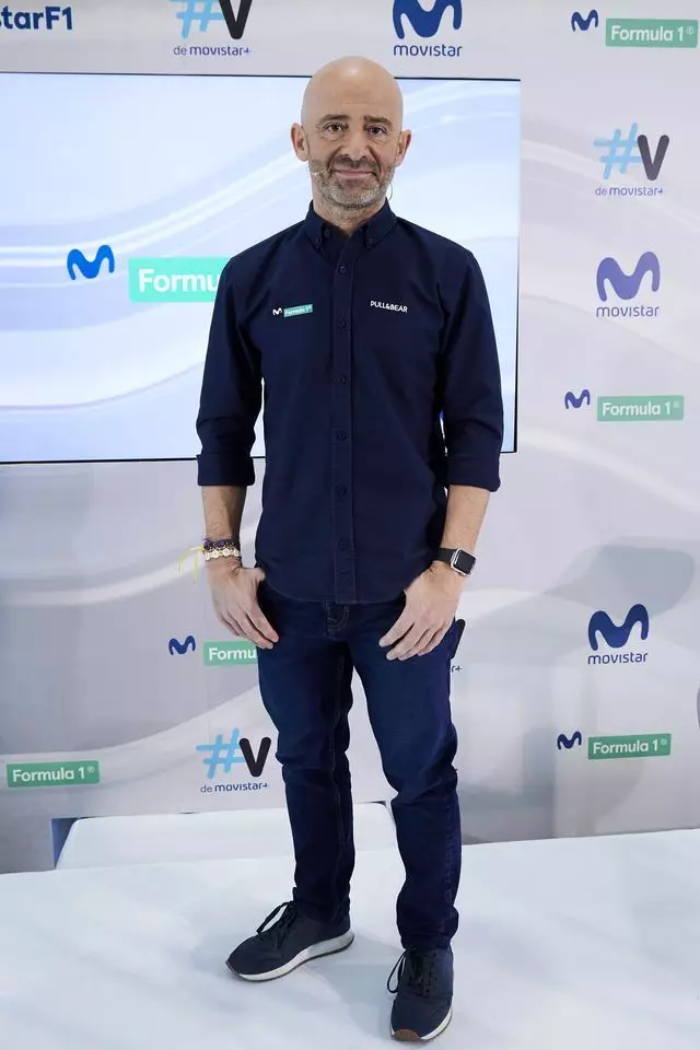 jornalista esportivo antonio lobato posando em photocall movistar