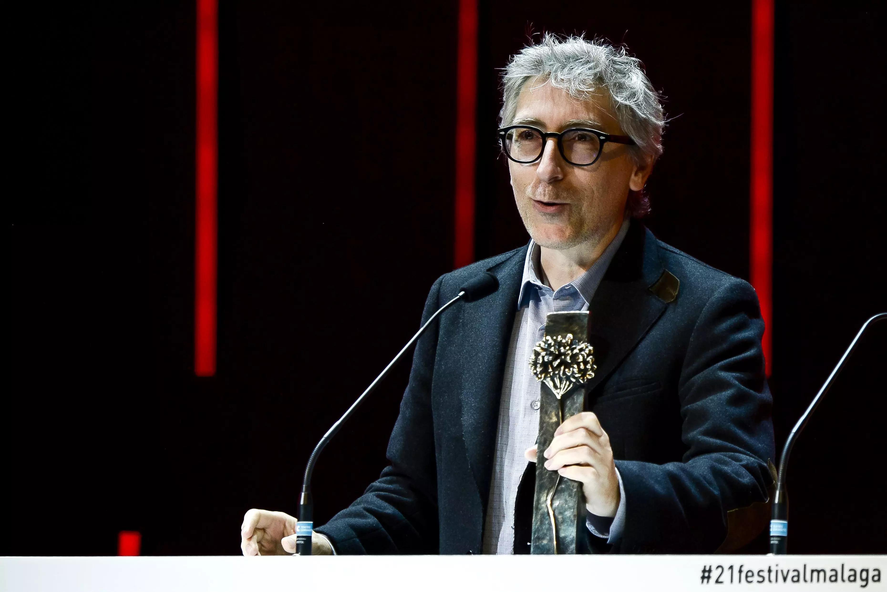 kinoreĝisoro David Trueba parolas dum kolektado de premio