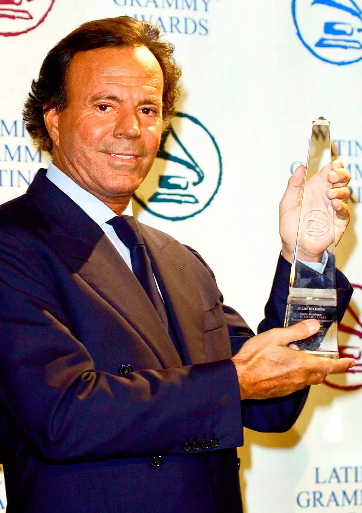 ຄວາມຈິງ 'pious' ຂອງ jesús mariñas Julio Iglesias