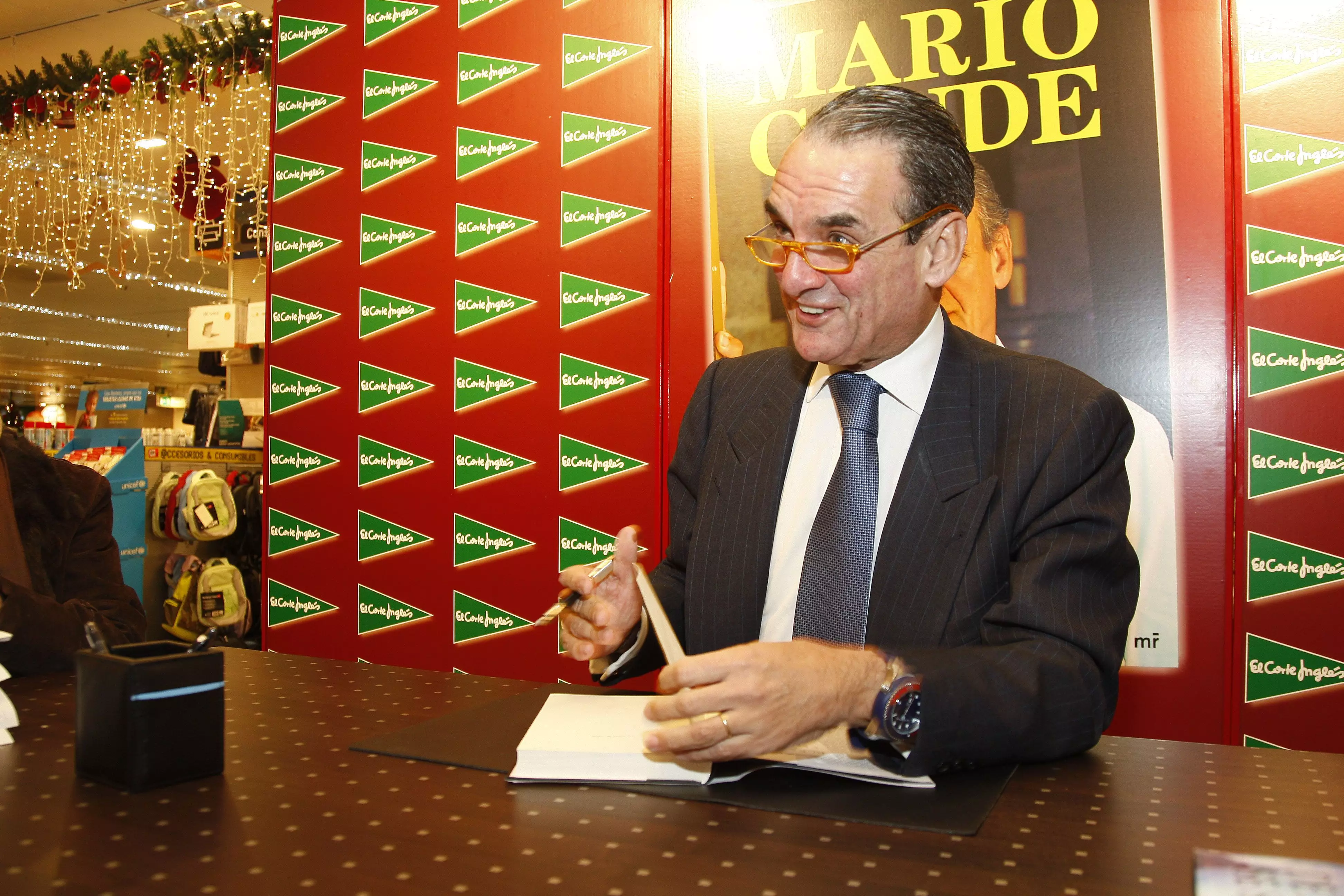 mariio conde autografando exemplares de seu livro em barcelona