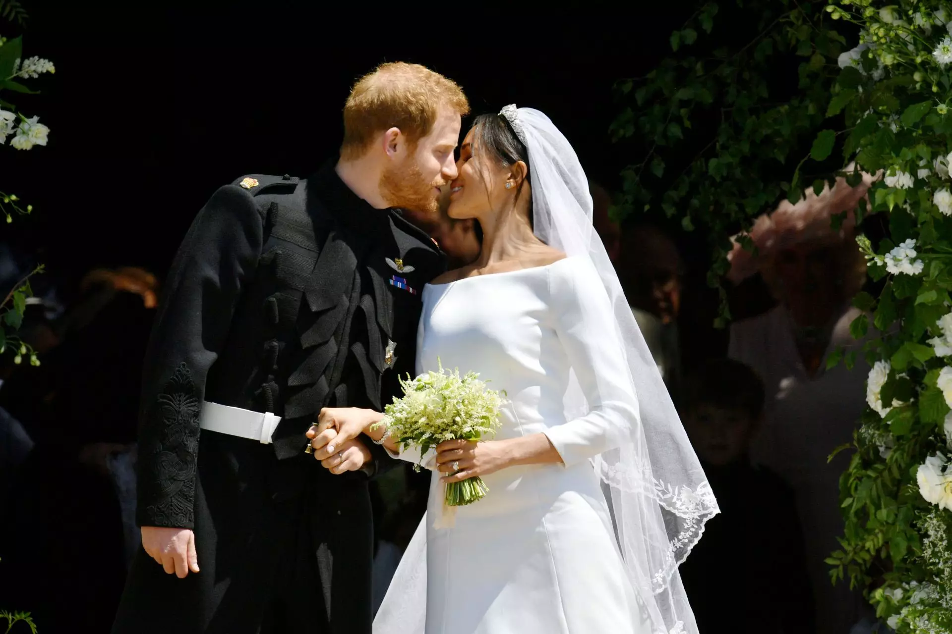 Меган Маркл и принцот Хари се бакнуваат по нивната венчавка