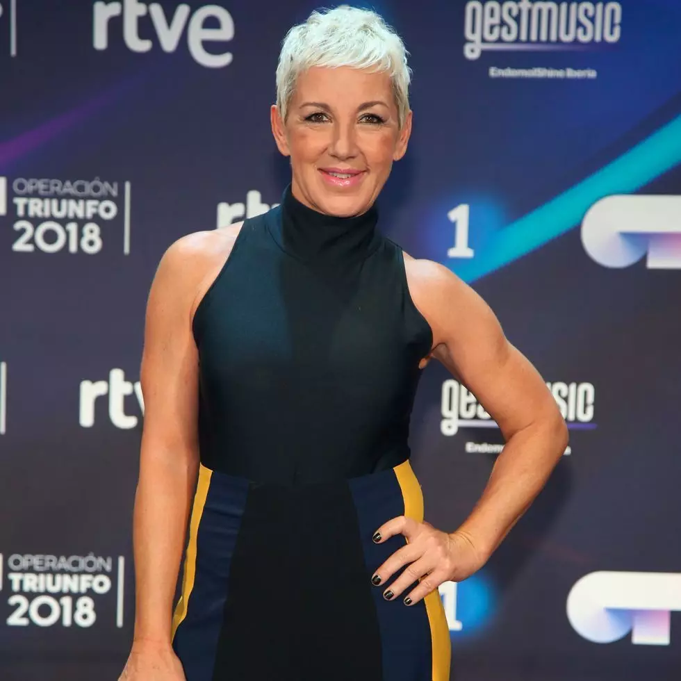 ana torroja abeslaria photocall batean irribarrez planteatzen, esku bat gerrian duela