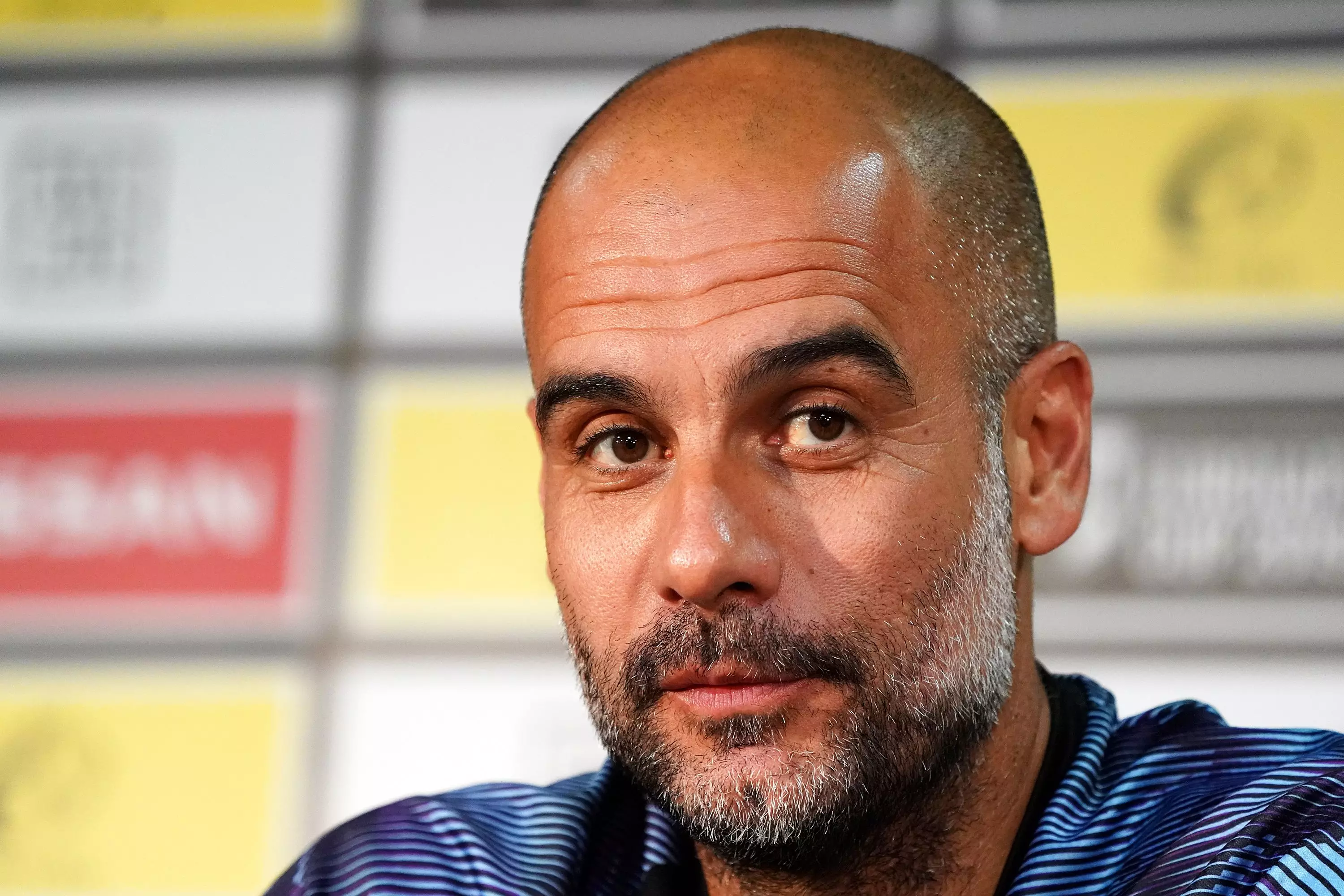 គ្រូបង្វឹក Pep Guardiola អង្គុយ