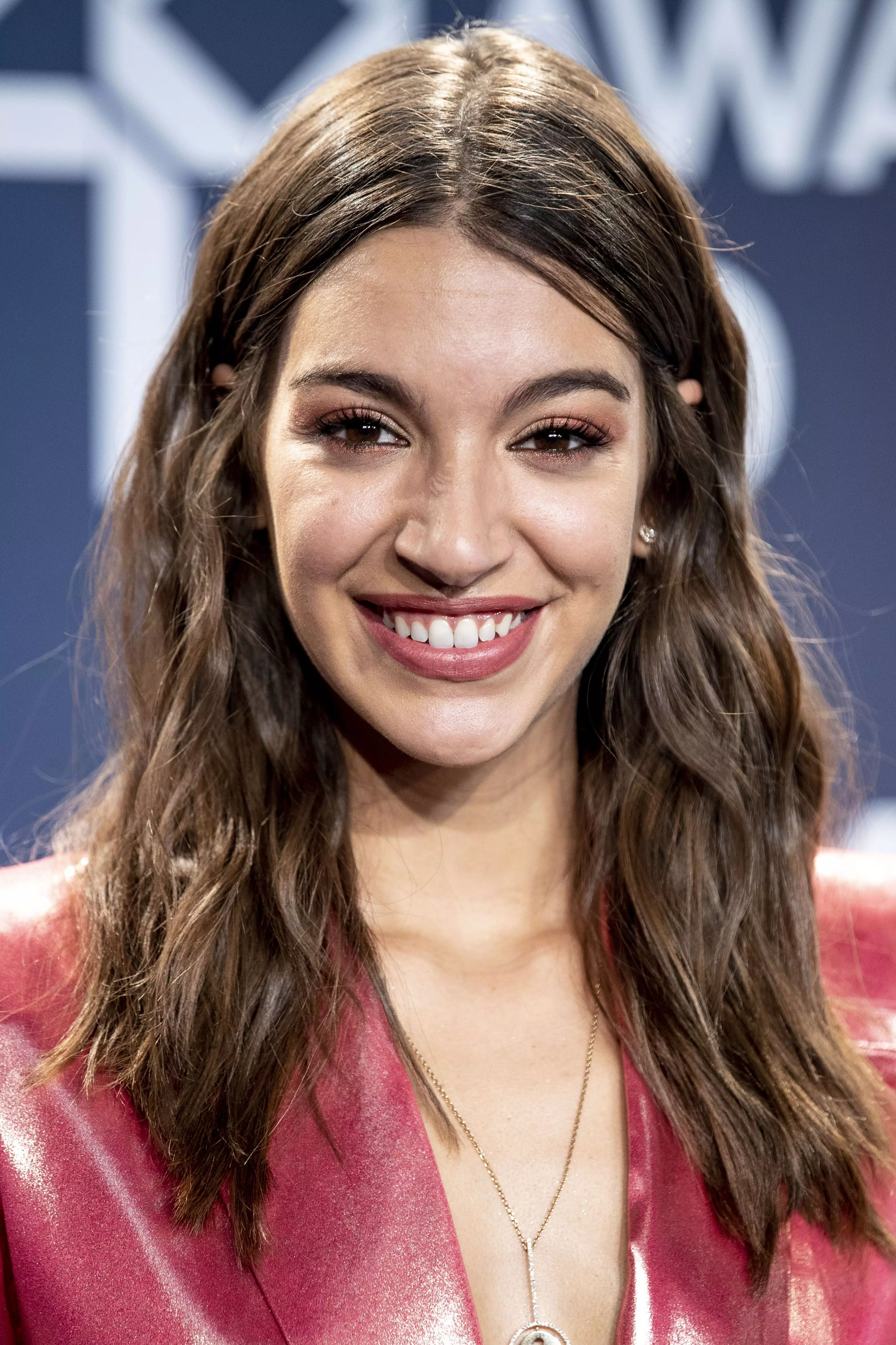 Cântăreața Ana Guerra pozând zâmbind într-un photocall
