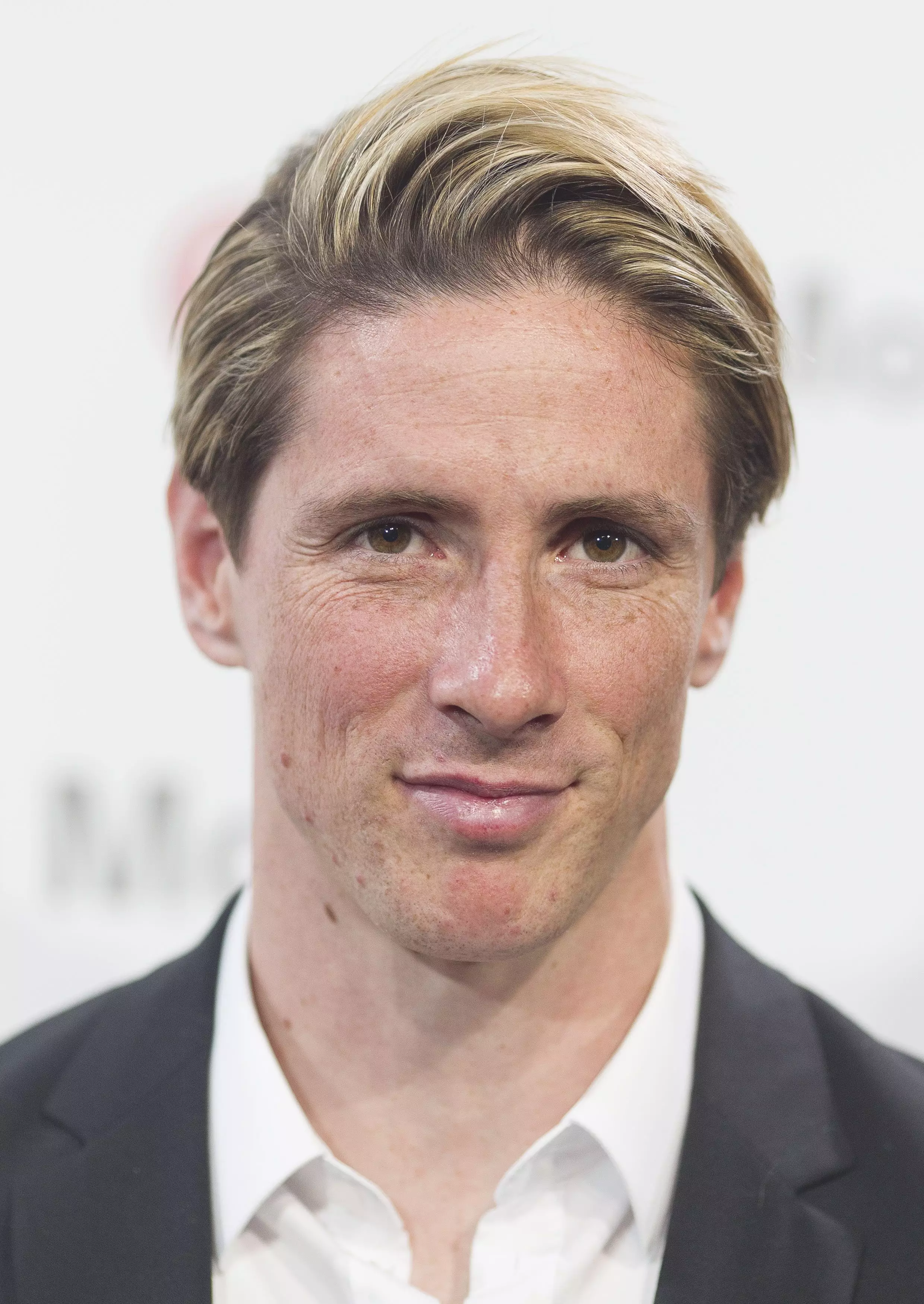 ɗan wasan ƙwallon ƙafa fernando torres yana yin murmushi