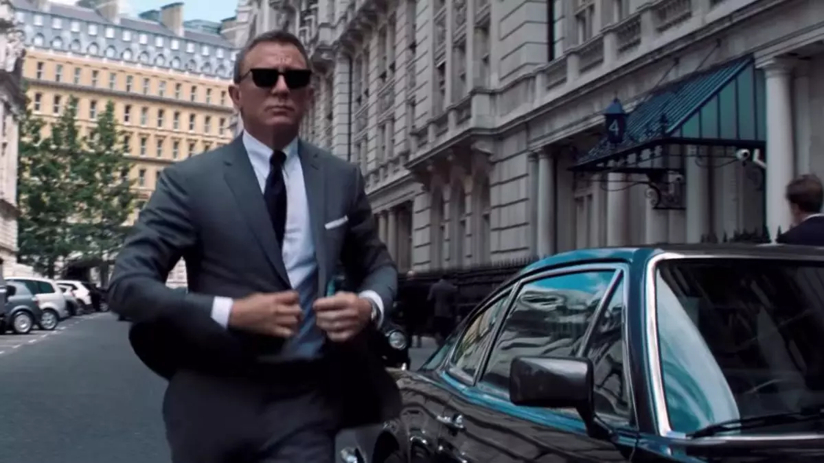 Daniel Craig boutonne sa veste comme James Bond