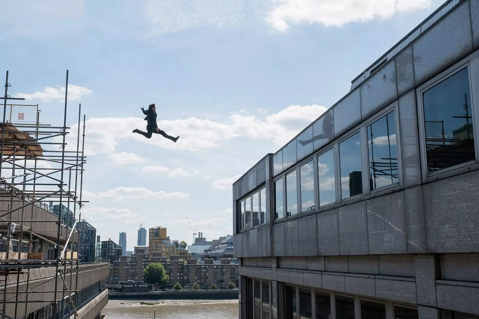 zone urbaine, ciel, sport extrême, cascadeur, cascades de rue, flip acrobatique, architecture, arbre, ville, loisirs,