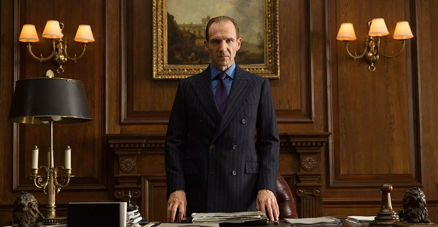 Ralph Fiennes en costume-cravate dans le film The Kingsman