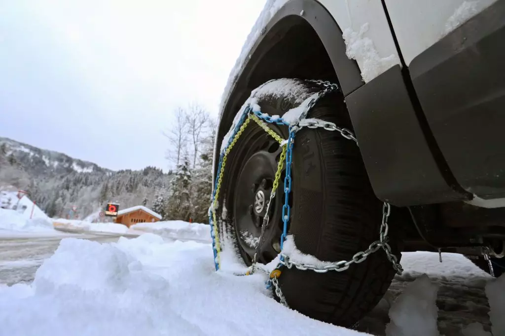 15 January 2019, bavaria, obermaiselstein mota ine sinou cheni yakasimudzwa inomira pamusuwo weiyo yakavharwa riedberg pass photo karl josef hildenbranddpa foto na karl josef hildenbrandpicture alliance via getty images