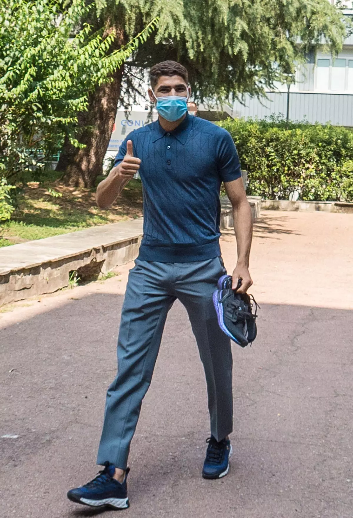 achraf hakimi, ipari ni kikun, nlọ idanwo iwosan ni Milan Italy pẹlu awọn sneakers ni ọwọ