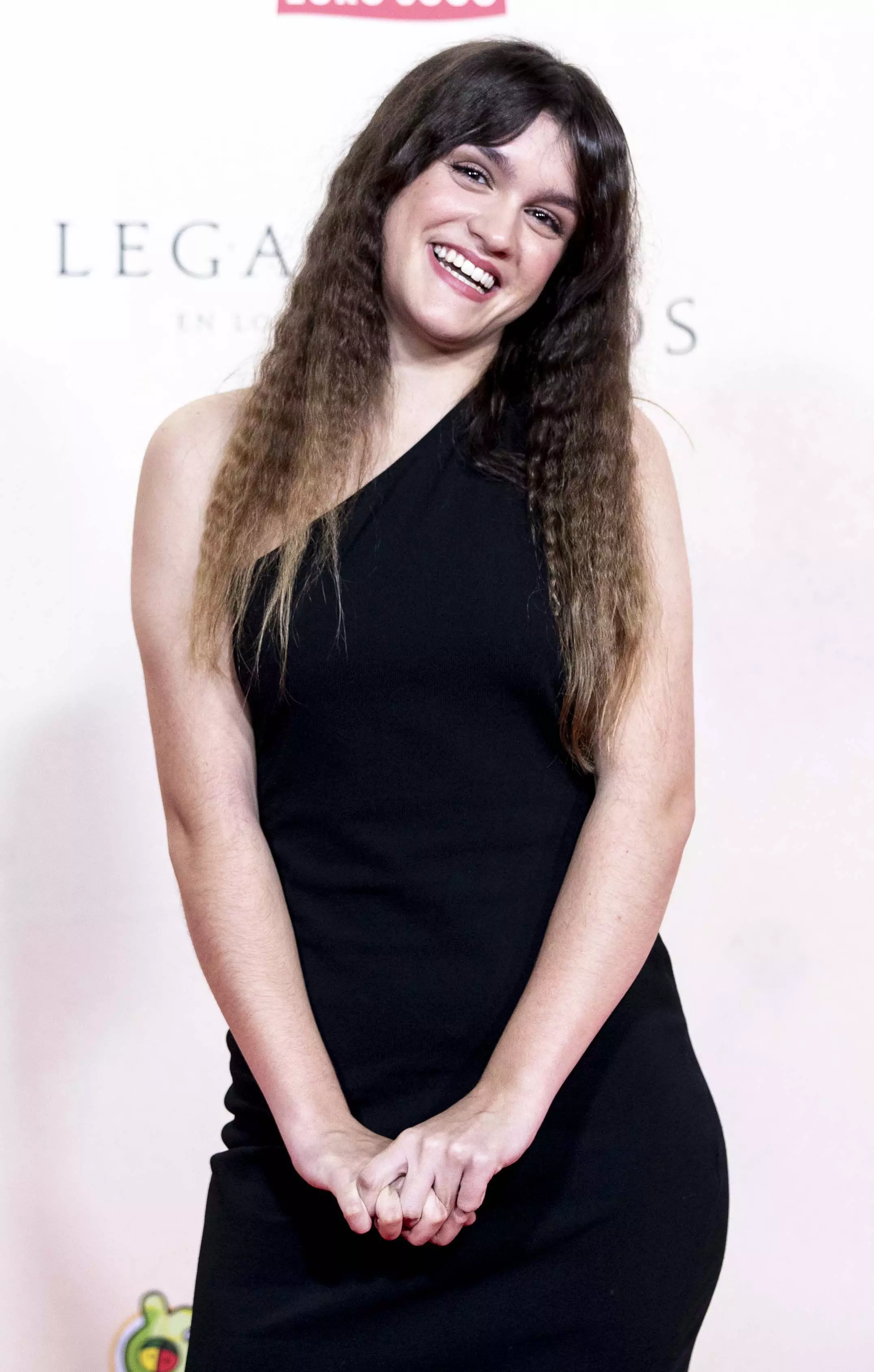 Amaia Romero preseneti s svojim videzom na premieri filma 'Legacy in the bones'