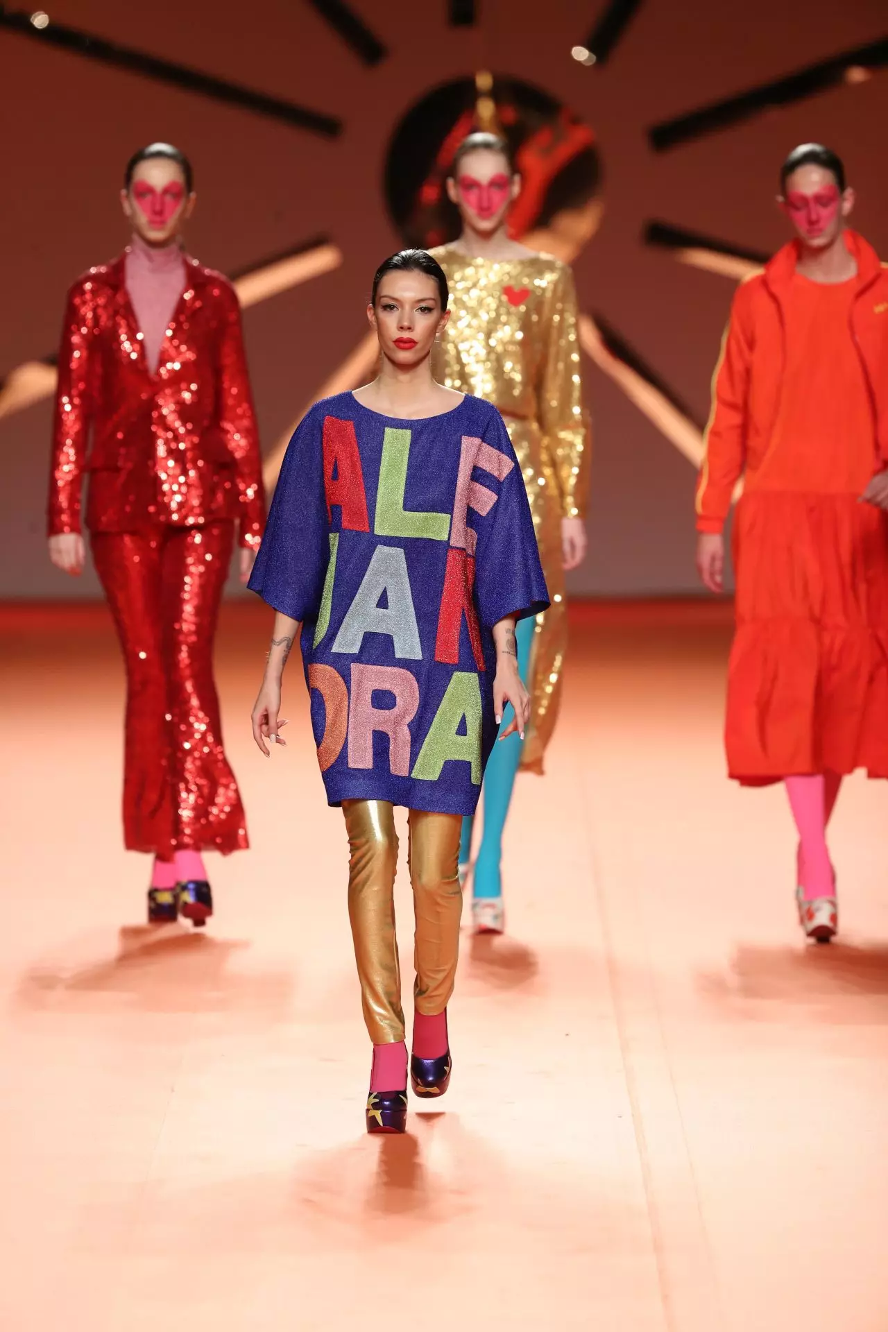 Alejandra Rubio bước lên sàn catwalk cùng Agatha Ruiz de la Prada