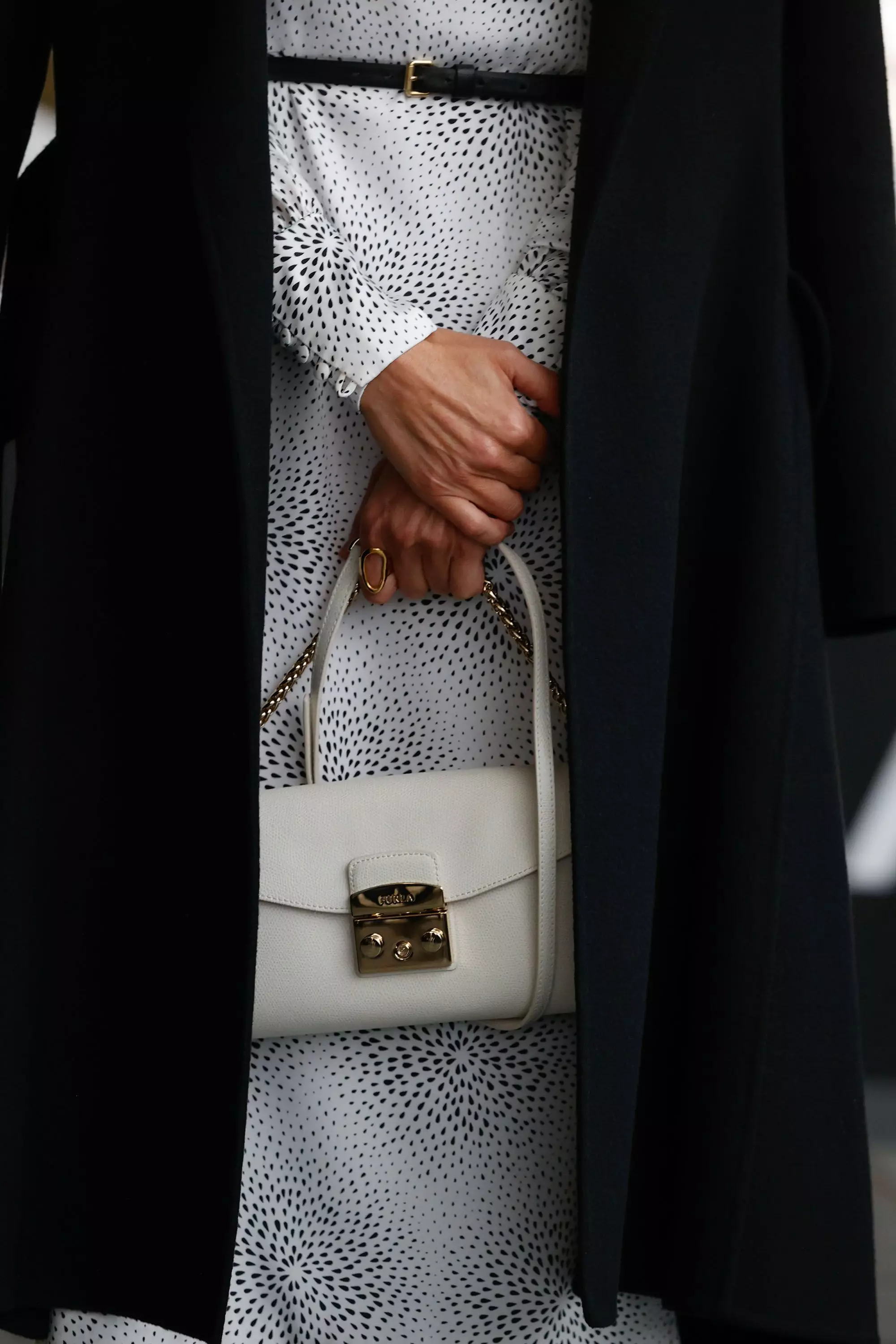 फर्ला बॅग आणि करूबिम ड्रेससह राणी लेटिझिया, सेव्हिलमधील शिखर उघडते