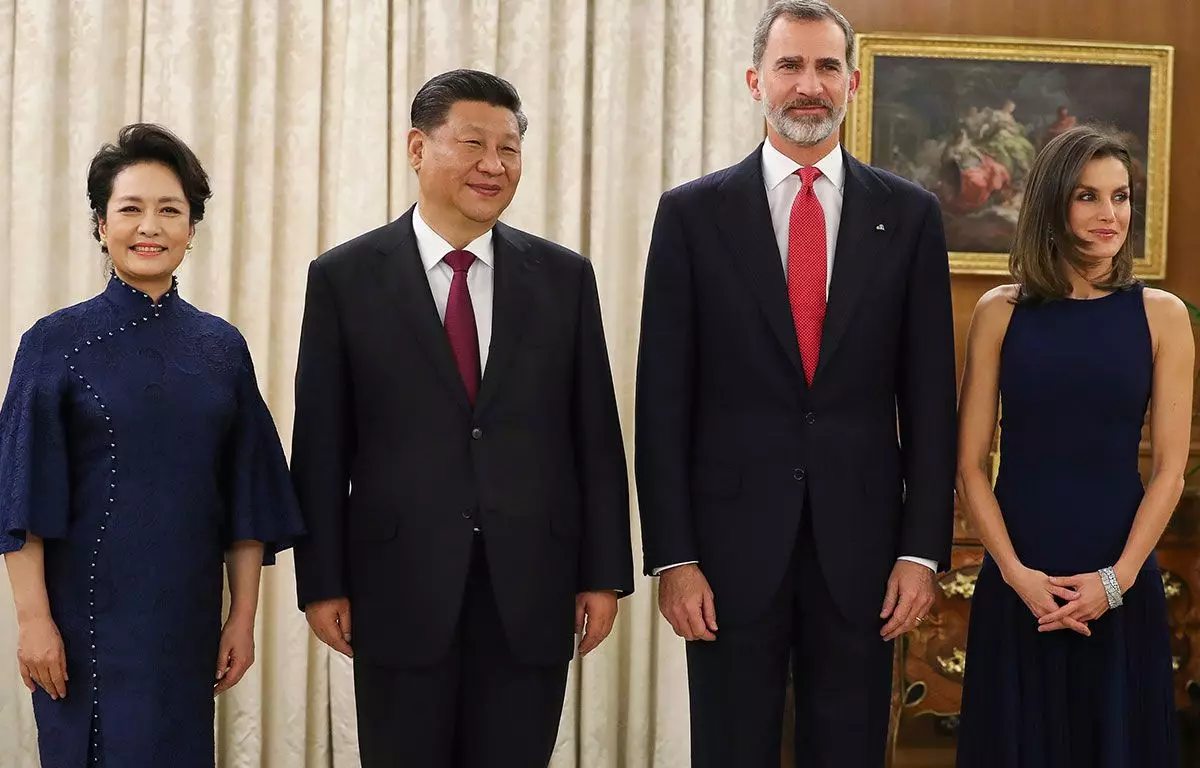 O le Masiofo ua avea ma faʻataʻitaʻiga atoatoa o mea na tutupu na la talimalo ai ma Felipe VI le Peresetene o le Malo o Saina Xi Jinping ma lona faletua, Peng Liyuan.