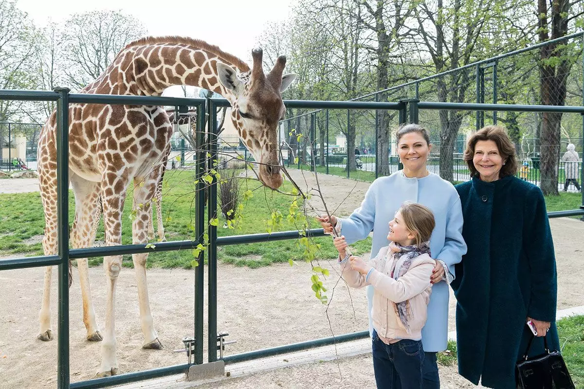 Estela, Victoria dhe Silvia nga Suedia vizitojnë kopshtin zoologjik Schönbrunn në Vjenë