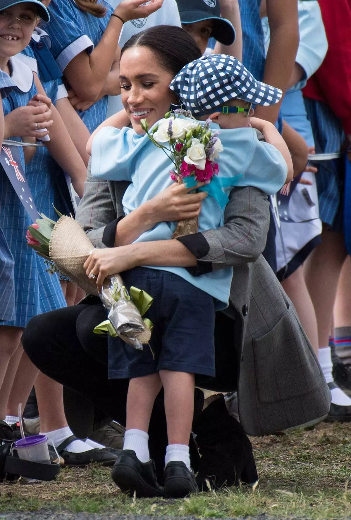 Meghan Markle, graveda, ricevas la brakumon de la knabo Luke Vincente en Dubbo, Aŭstralio