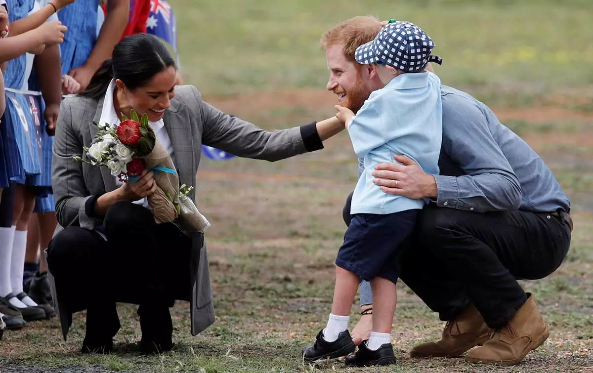 Meghan kaj Harry en Aŭstralio kun la knabo Luke Vincent