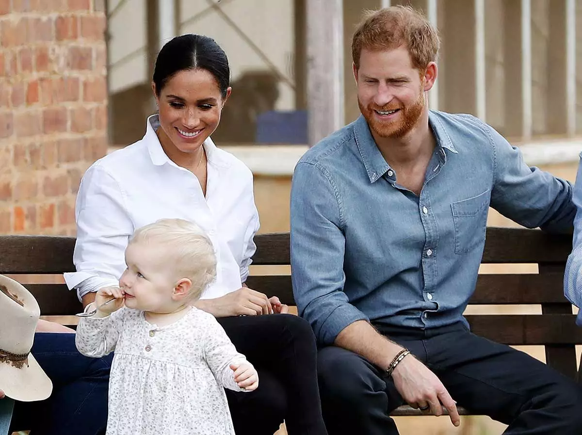 Meghan und Harry besuchen eine Farm in Australien, wo sie mit einem Mädchen spielen