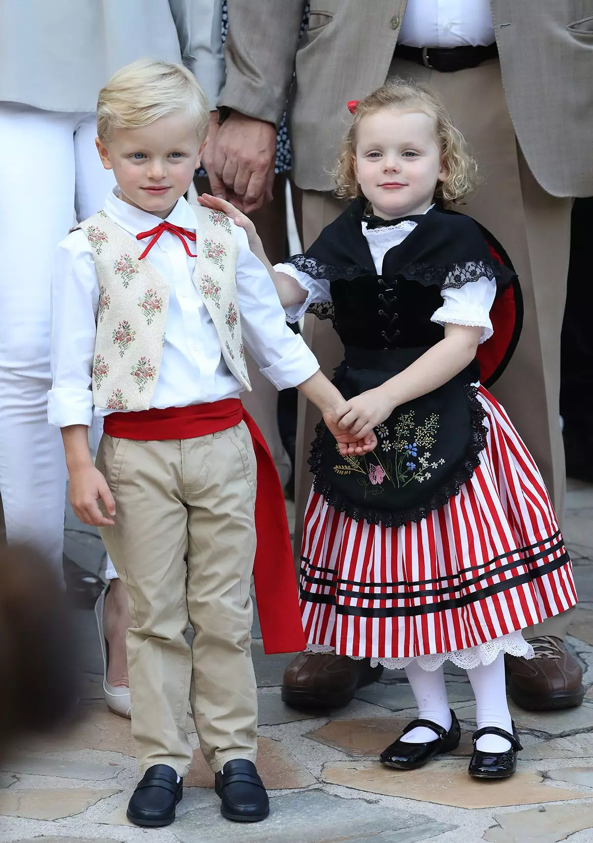 Die Kinder von Prinz Albert und Charlene von Monaco, die Zwillinge Jacques und Gabriella, gekleidet in regionaler Tracht während des traditionellen Picknicks.