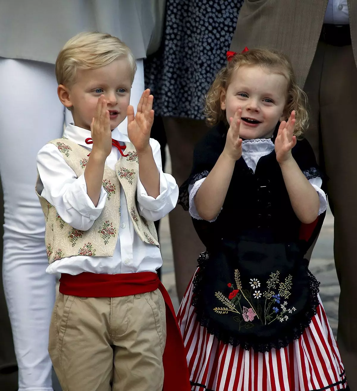 Ang mga anak ni Prince Albert ug Charlene sa Monaco, ang kaluha nga sila si Jacques ug Gabriella, nagsul-ob og regional costume atol sa tradisyonal nga piknik.