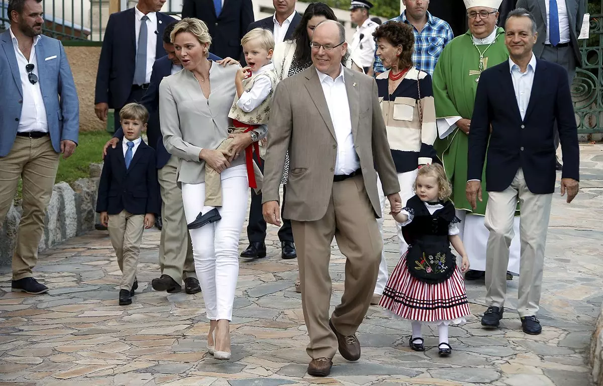 Die Kinder von Prinz Albert und Charlene von Monaco, die Zwillinge Jacques und Gabriella, gekleidet in regionaler Tracht während des traditionellen Picknicks.