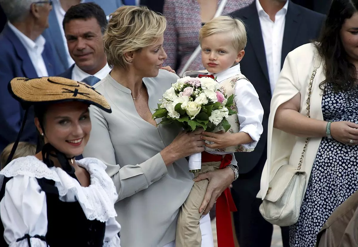 Die Kinder von Prinz Albert und Charlene von Monaco, die Zwillinge Jacques und Gabriella, gekleidet in regionaler Tracht während des traditionellen Picknicks.