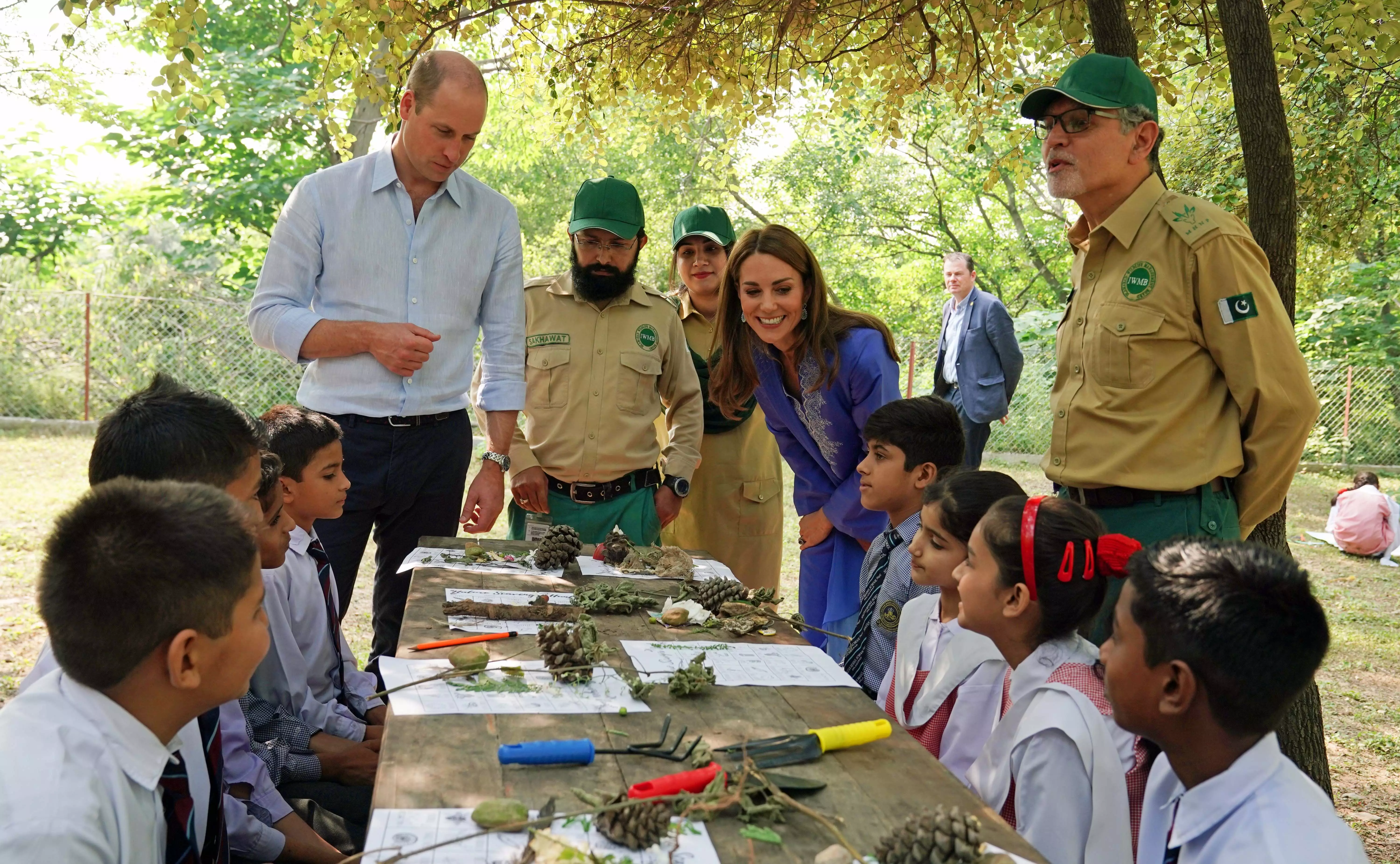 ड्यूक और डचेज़ ऑफ़ कैम्ब्रिज इस्लामाबाद के एक स्कूल का दौरा करते हैं