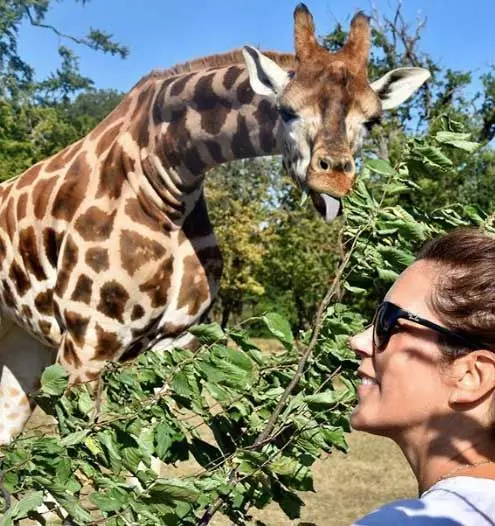 Mary út Denemark posearret neist in giraffe yn it Knuthenborg Safaripark