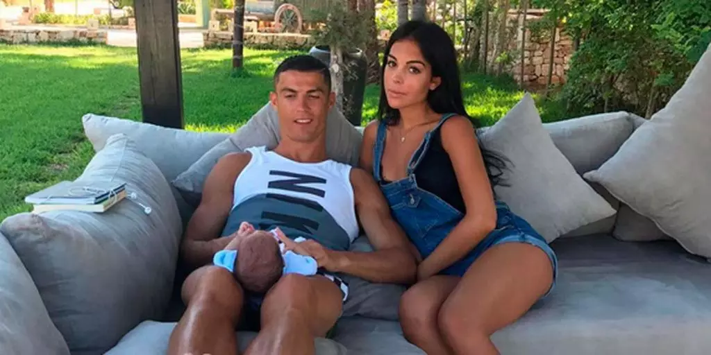 Cristiano Ronaldo az egyik újszülöttjével és Georgina Rodríguez